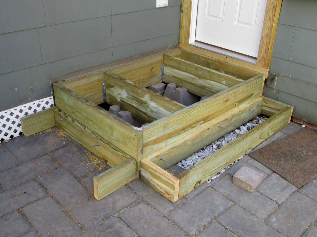 Constructing Decks, Decklettes and Back Stoops | Ravenscourt Gardens